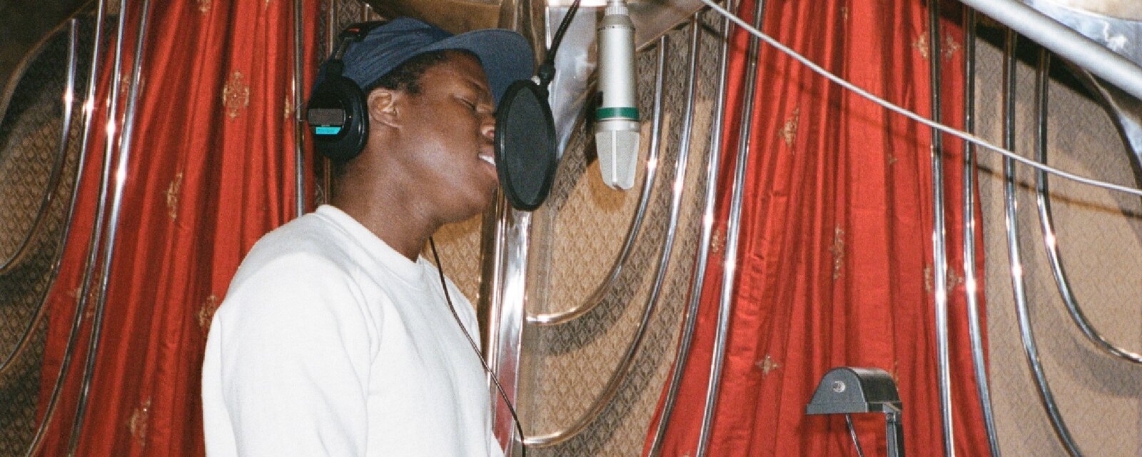 Daniel Caesar reprend la pièce reggae Made to Fall in Love | Musique ...